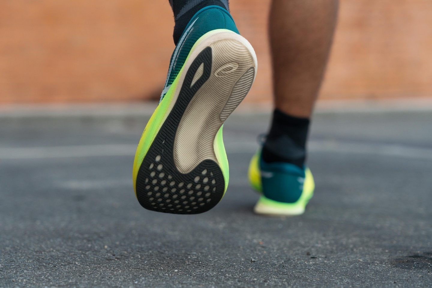 How much does the weight vary across different running shoe sizes ...