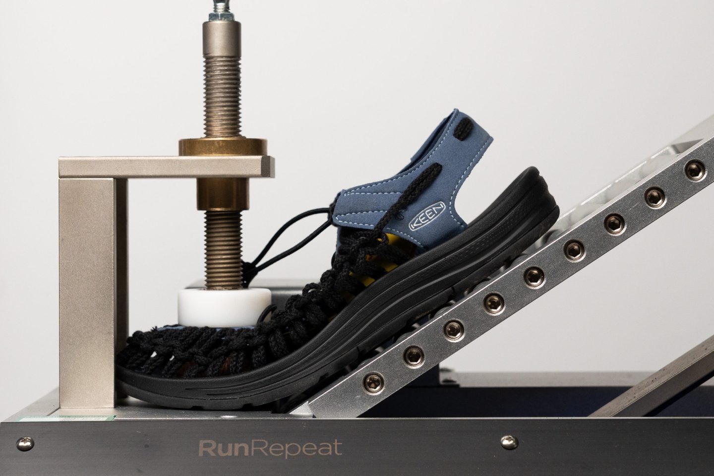 Cut in half: KEEN Uneek Review (2025) | RunRepeat