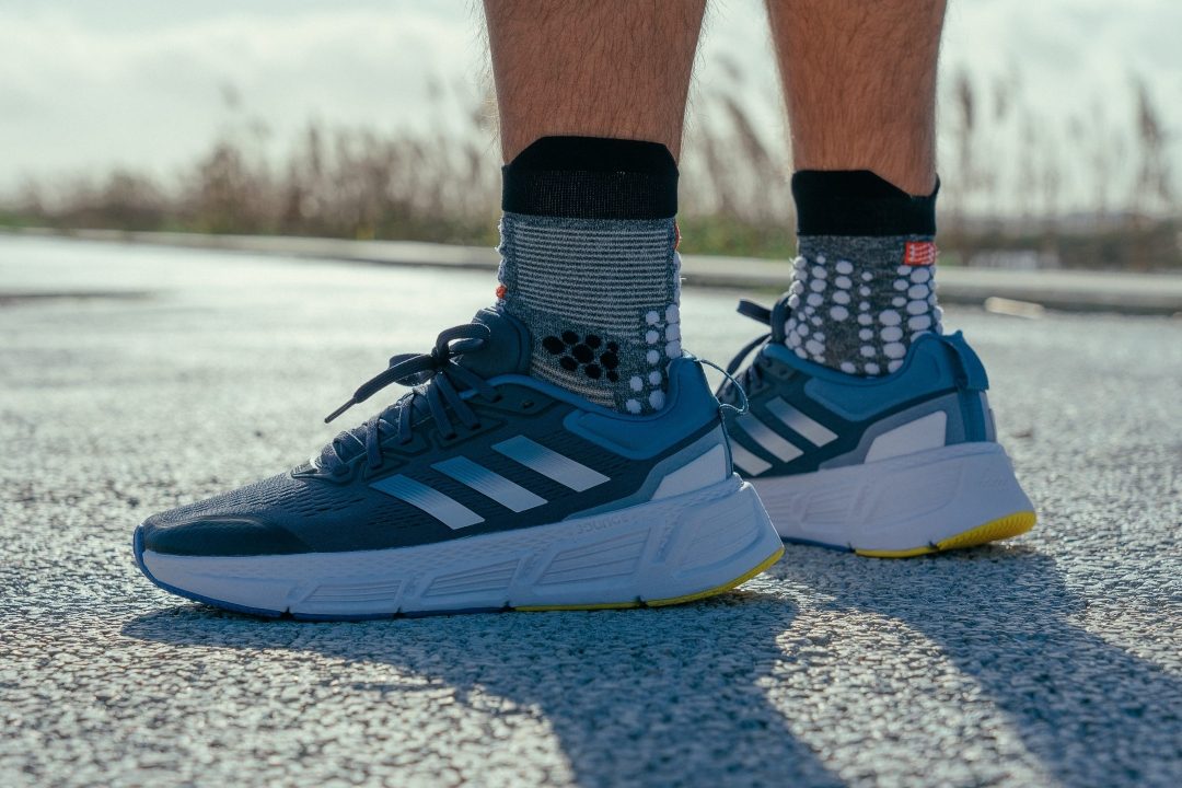 Cortadas por la mitad: Análisis y review de las Adidas Questar | RunRepeat