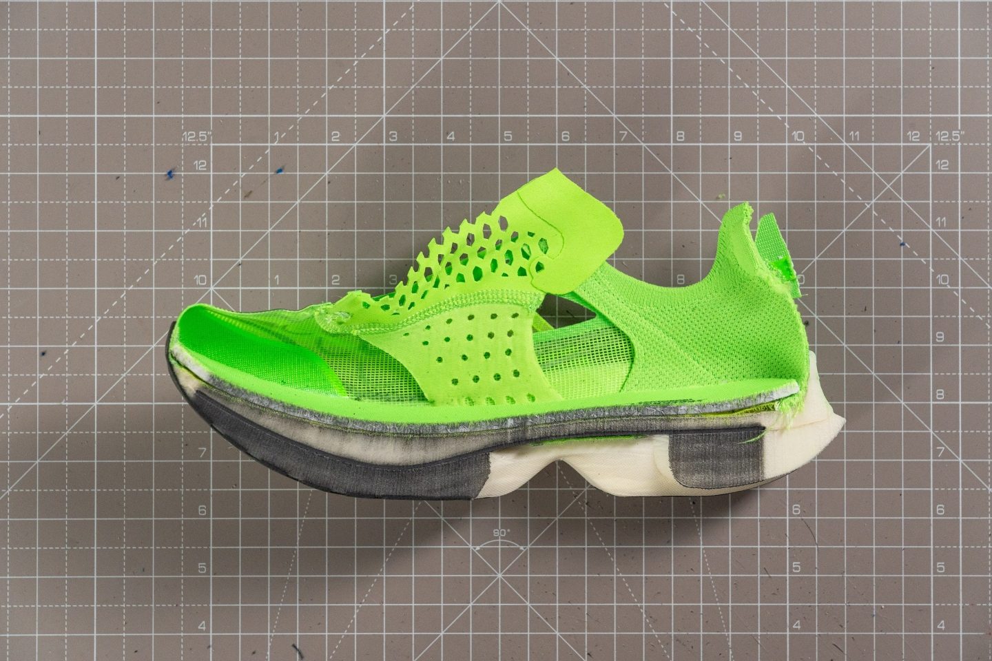 Cut in half: Saucony Endorphin Elite Review | RunRepeat