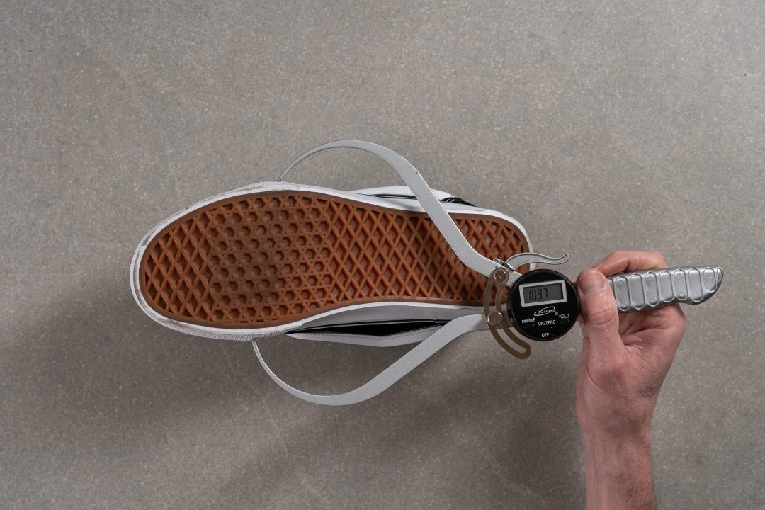 Cortadas por la mitad: Análisis y review de las Vans Knu Skool (2024) | RunRepeat