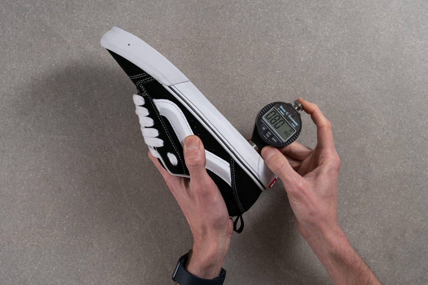 Cortadas por la mitad: Análisis y review de las Vans Knu Skool (2024) | RunRepeat