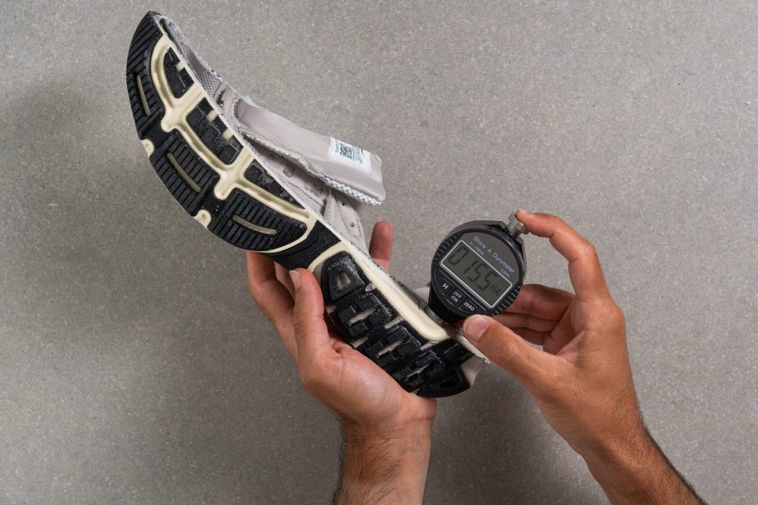 Cortadas por la mitad: Análisis y review de las Nike V2K Run | RunRepeat