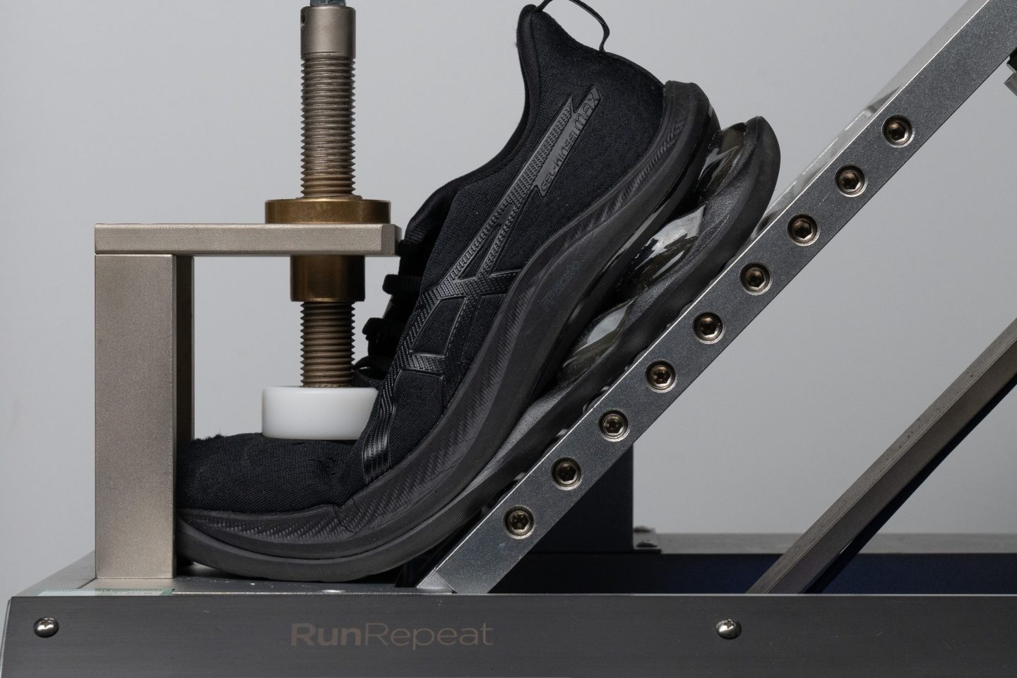 Cut in half: ASICS Gel Kinsei Max Review (2025) | RunRepeat