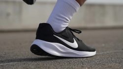 Cut in half: Nike Revolution 7 Review | RunRepeat