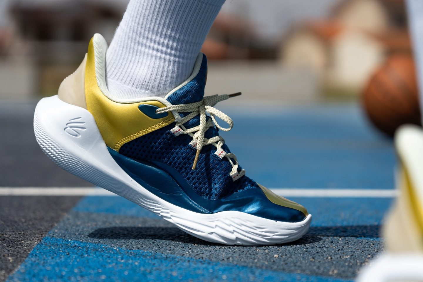Cut in half: Under Armour Curry 11 Review | RunRepeat