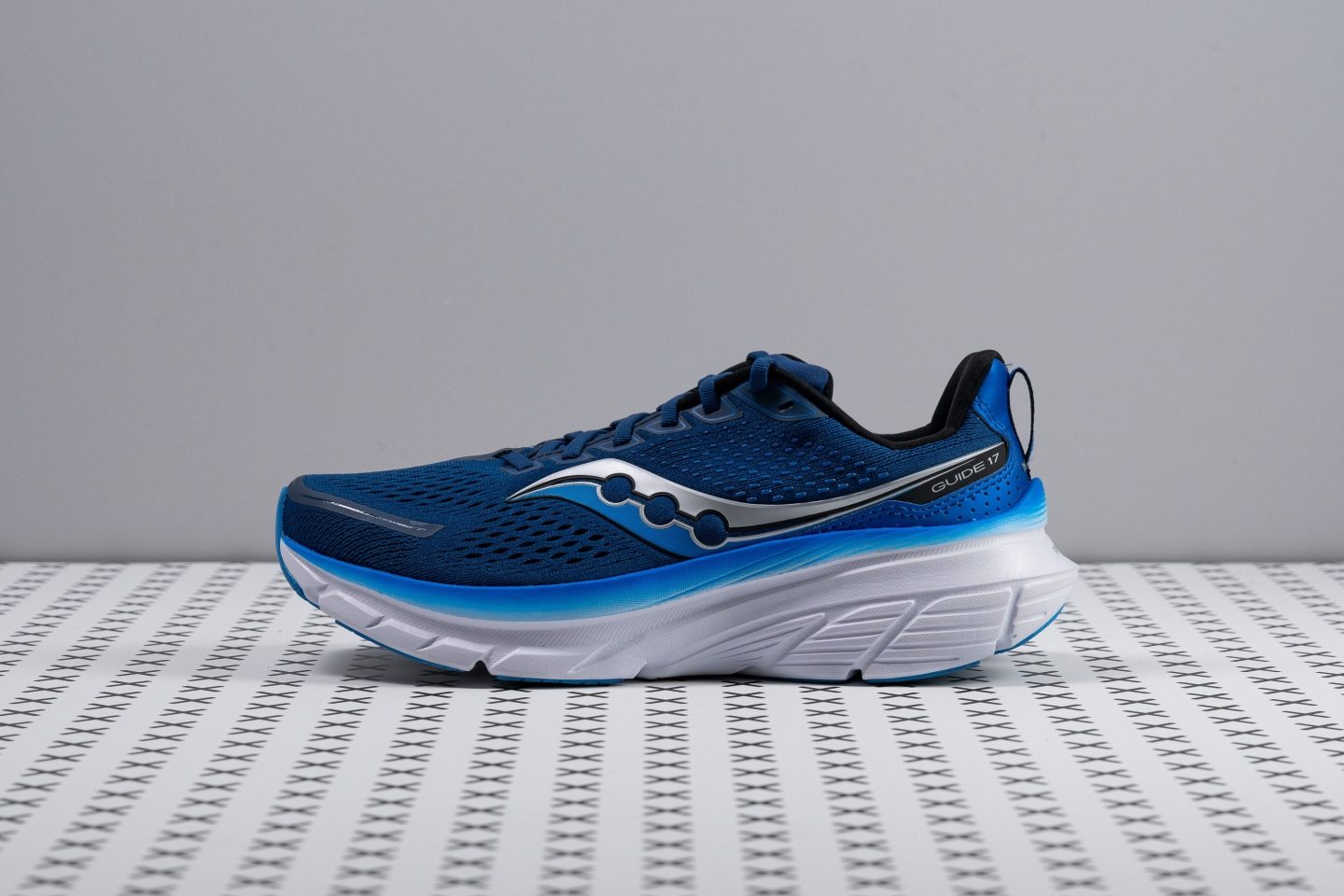 Cut in half: Saucony Guide 17 Review | RunRepeat