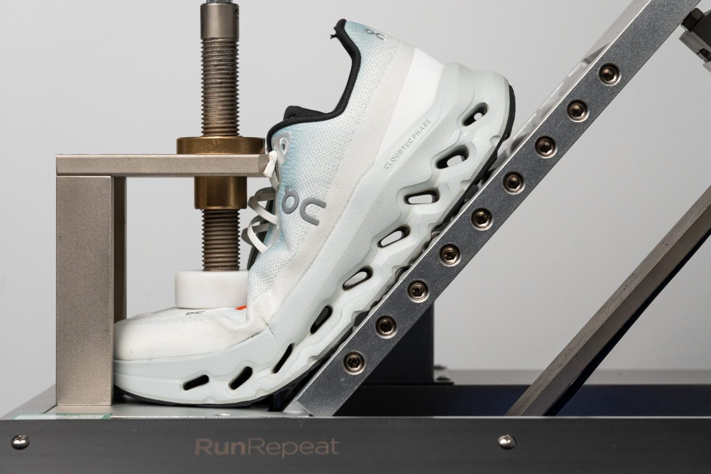 Cut in half: On Cloudtilt Review | RunRepeat