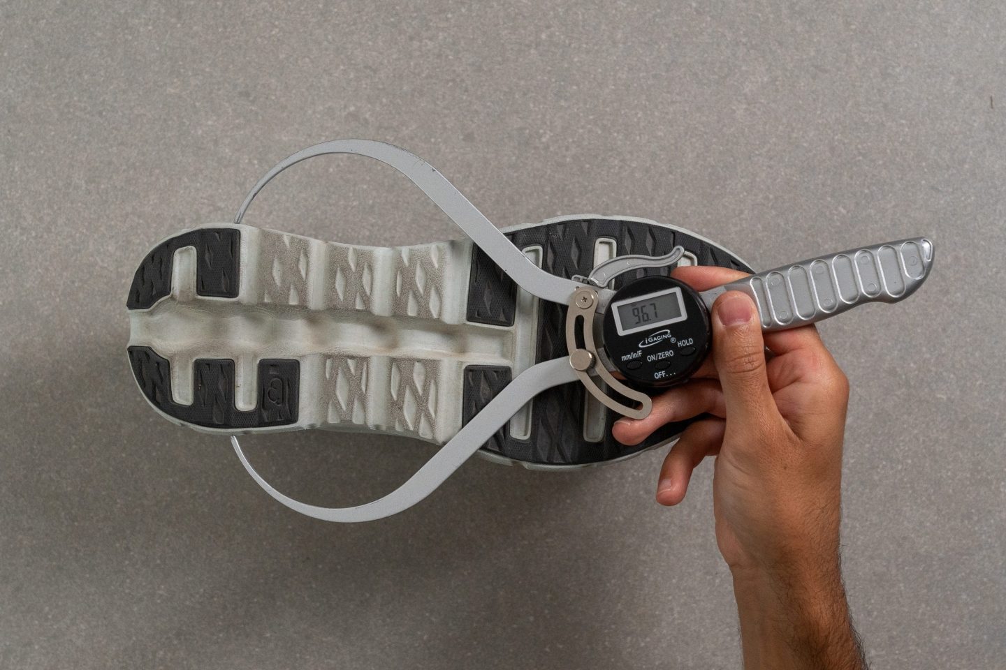 Cortadas por la mitad: Análisis y review de las On Cloudtilt (2024 ...