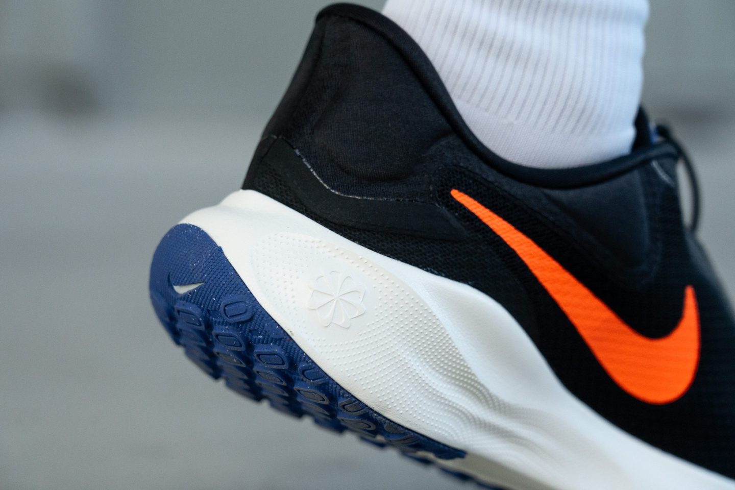 Cut in half: Nike Revolution 7 EasyOn Review | RunRepeat