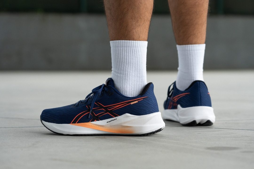 Cortadas por la mitad: Análisis y review de las ASICS Versablast 4 (2025) | RunRepeat