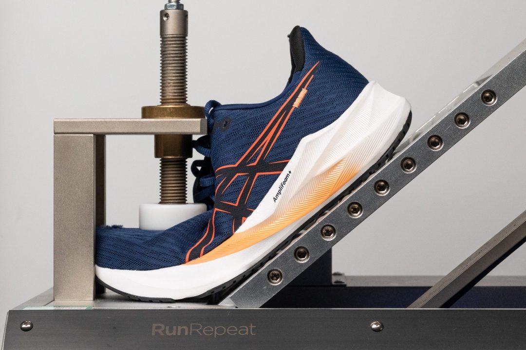 Cortadas por la mitad: Análisis y review de las ASICS Versablast 4 (2025) | RunRepeat