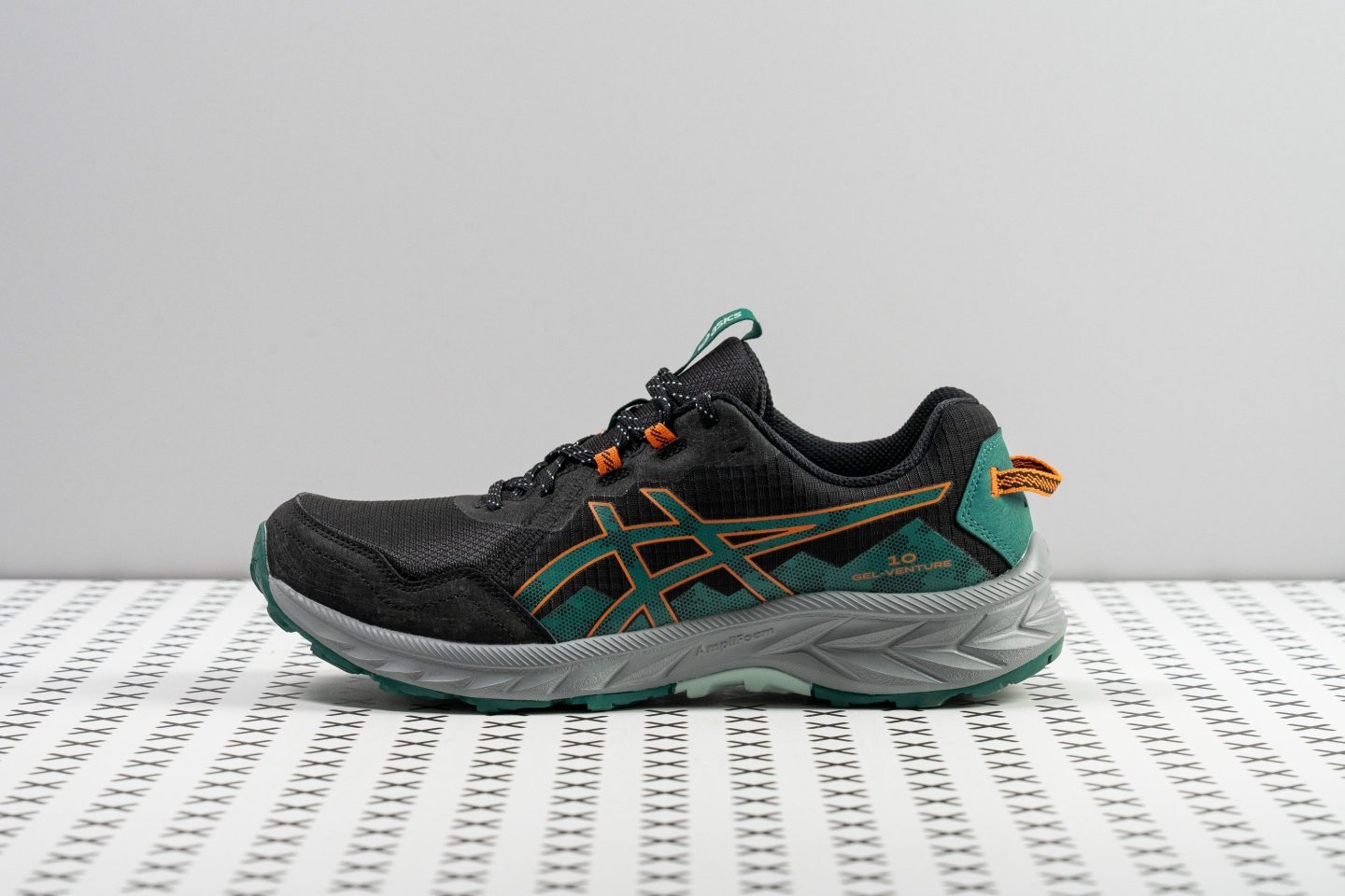 Cut in half: ASICS Gel Venture 10 Review (2025) | RunRepeat