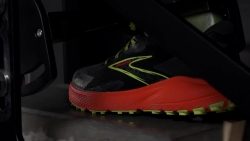 Cut in half: Brooks Divide 5 GTX Review (2025) | RunRepeat