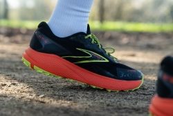 Cut in half: Brooks Divide 5 GTX Review (2025) | RunRepeat
