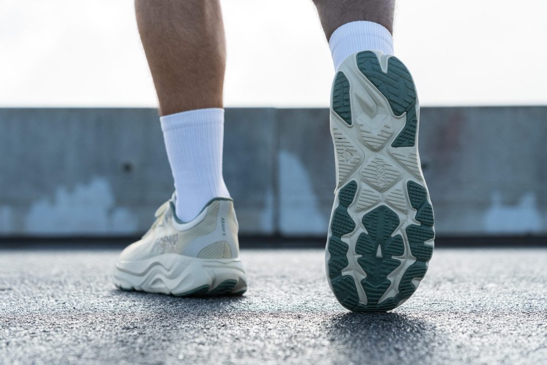 Cut in half: HOKA Arahi 8 Review (2025) | RunRepeat