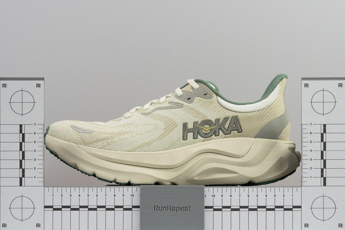 Cut in half: HOKA Arahi 8 Review (2025) | RunRepeat