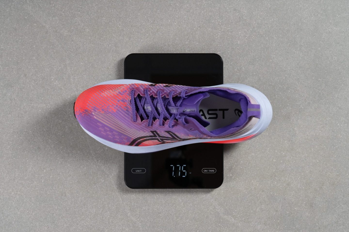 Cortadas por la mitad: Análisis y review de las ASICS Megablast (2025 ...